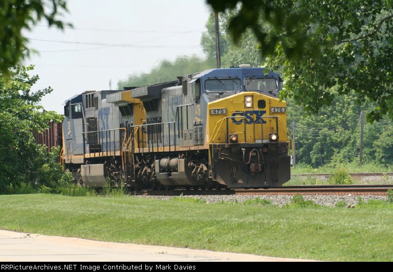 CSX 476 + CSX 139 head east on a mixed train.